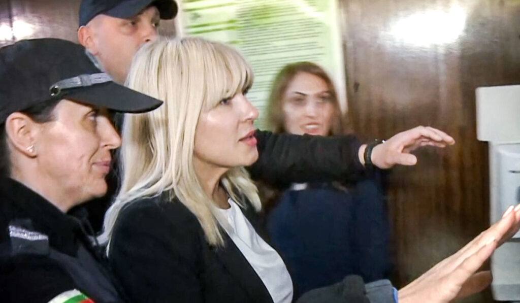 Elena Udrea a izbucnit in lacrimi. Nu si-a putu imagina peste ce o sa dea in inchisoarea din ...