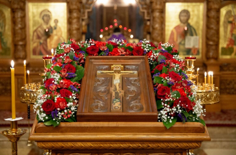 Inaltarea Sfintei Cruci, 14 septembrie 2025. Obiceiul care iti aduce noroc la bani si belsug in ...